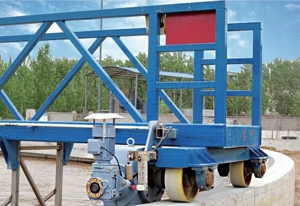 What is sludge thickener scraper?