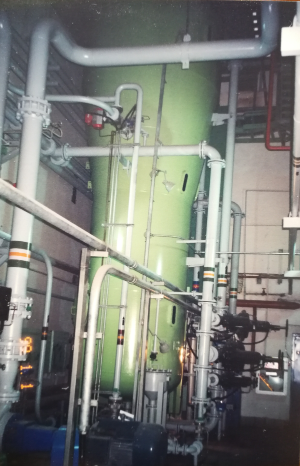 High-tower separation device for condensate removal and treatment of ...