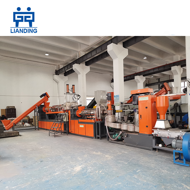 Waste plastic recycling granulation production line began to use