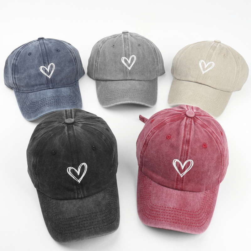 Versatile baseball cap with heart-shaped embroidery, washed and ...
