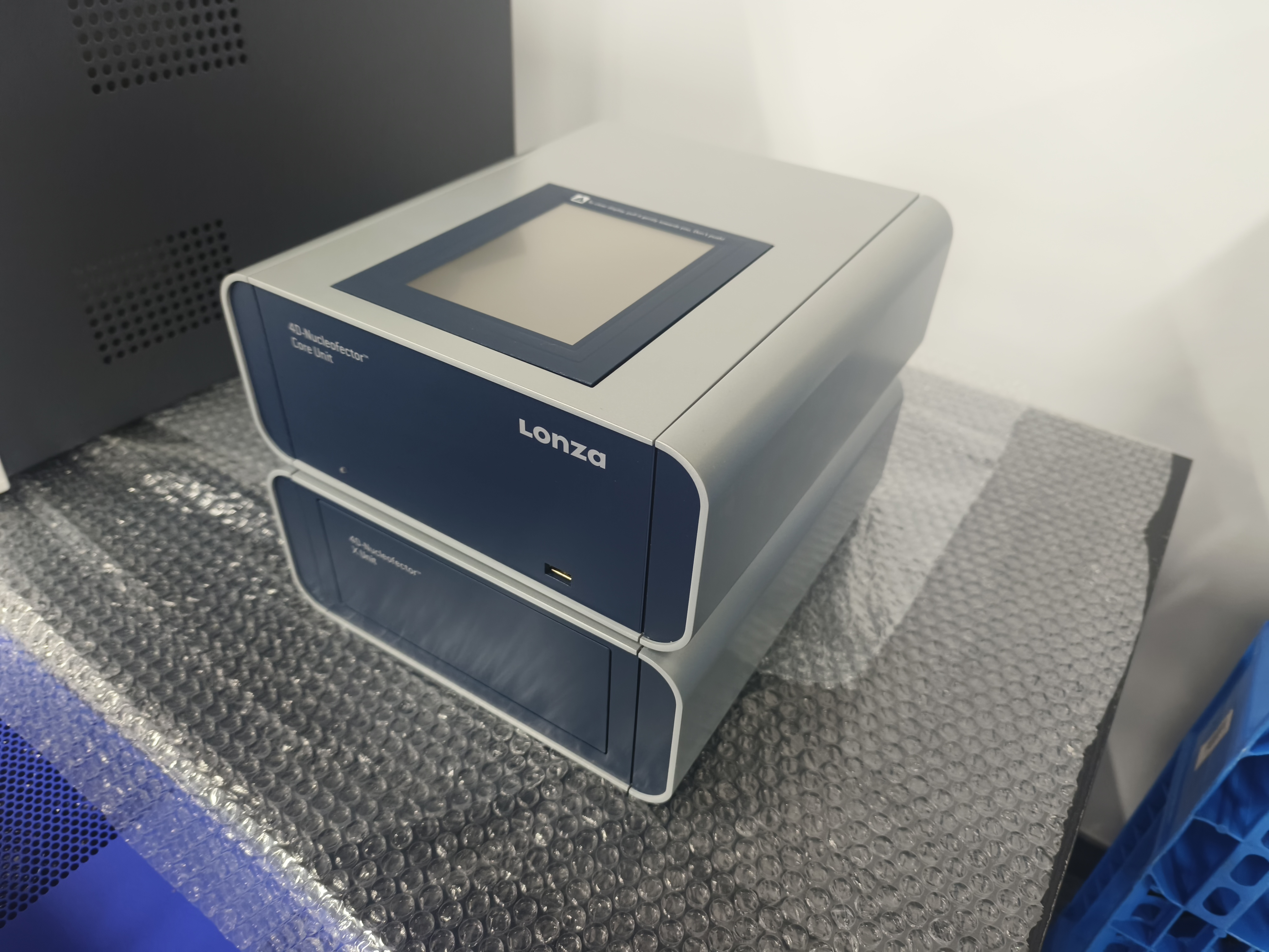 LONZA 4D-Nucleofector Cell Transfection Instrument