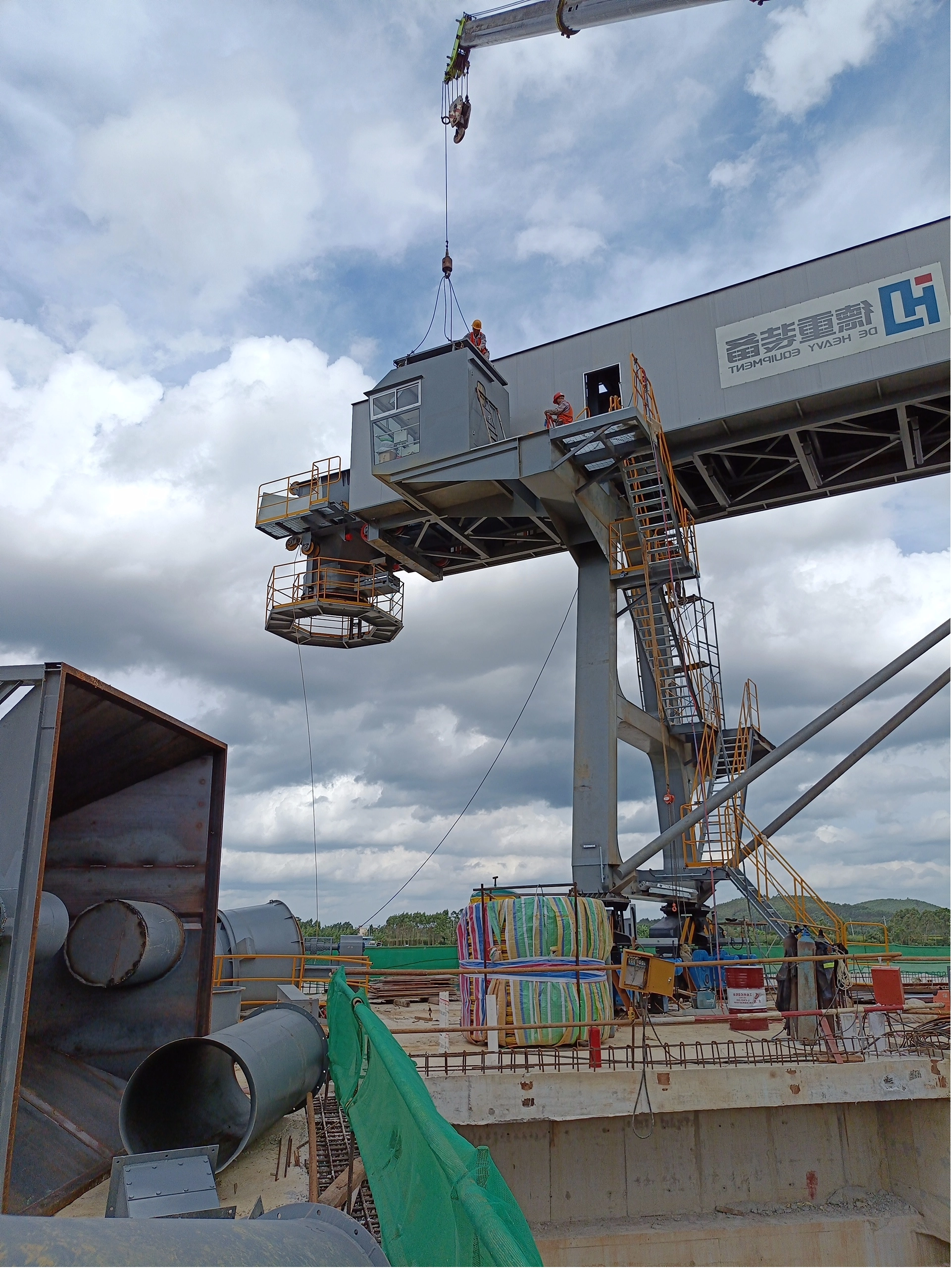 The First Arc Track Ship Loader in China That Can Fully Cover and Load ...