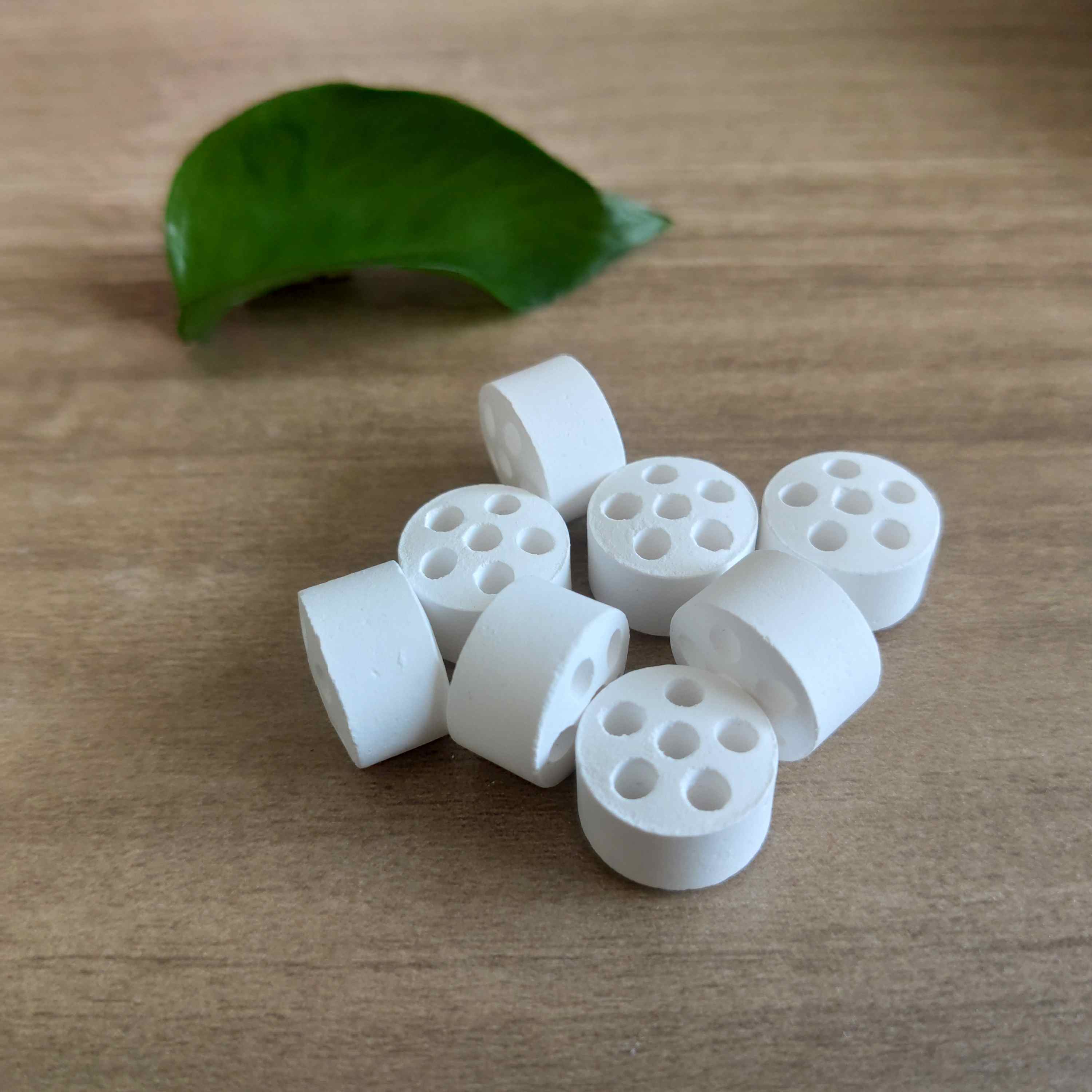 Heavy hydrocarbon primary steam reforming catalyst support ZZC-612-6H